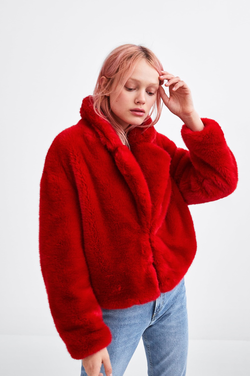 15 abrigos rojos con mucho estilo perfectos para dar un toque de color a los looks de invierno