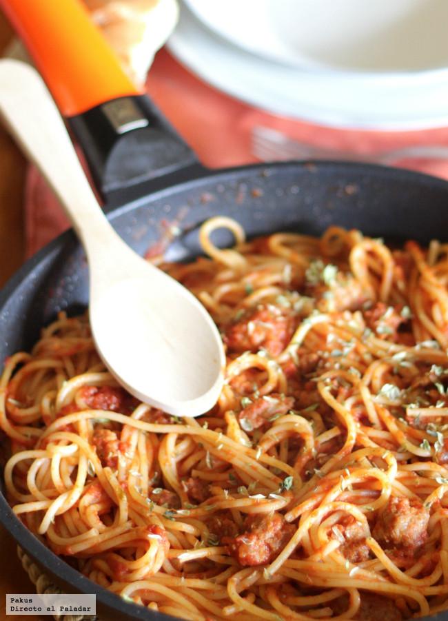Receta de spaghetti con butifarra y salsa de tomate al vermut