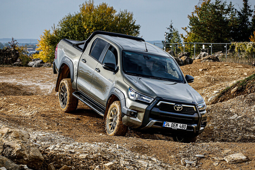 Nueva Toyota Hilux: la incombustible pick-up estrena motor de 204 CV y parte de los 31.715 euros ...