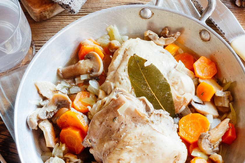 Pollo con champiñones y zanahorias en sartén. Receta fácil para el frio
