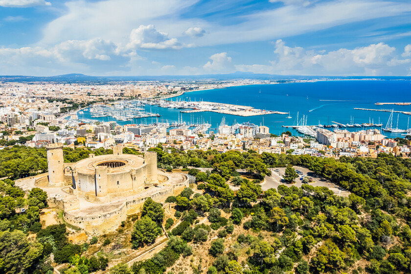 Esta ciudad española tiene uno de los únicos castillos circulares de ...