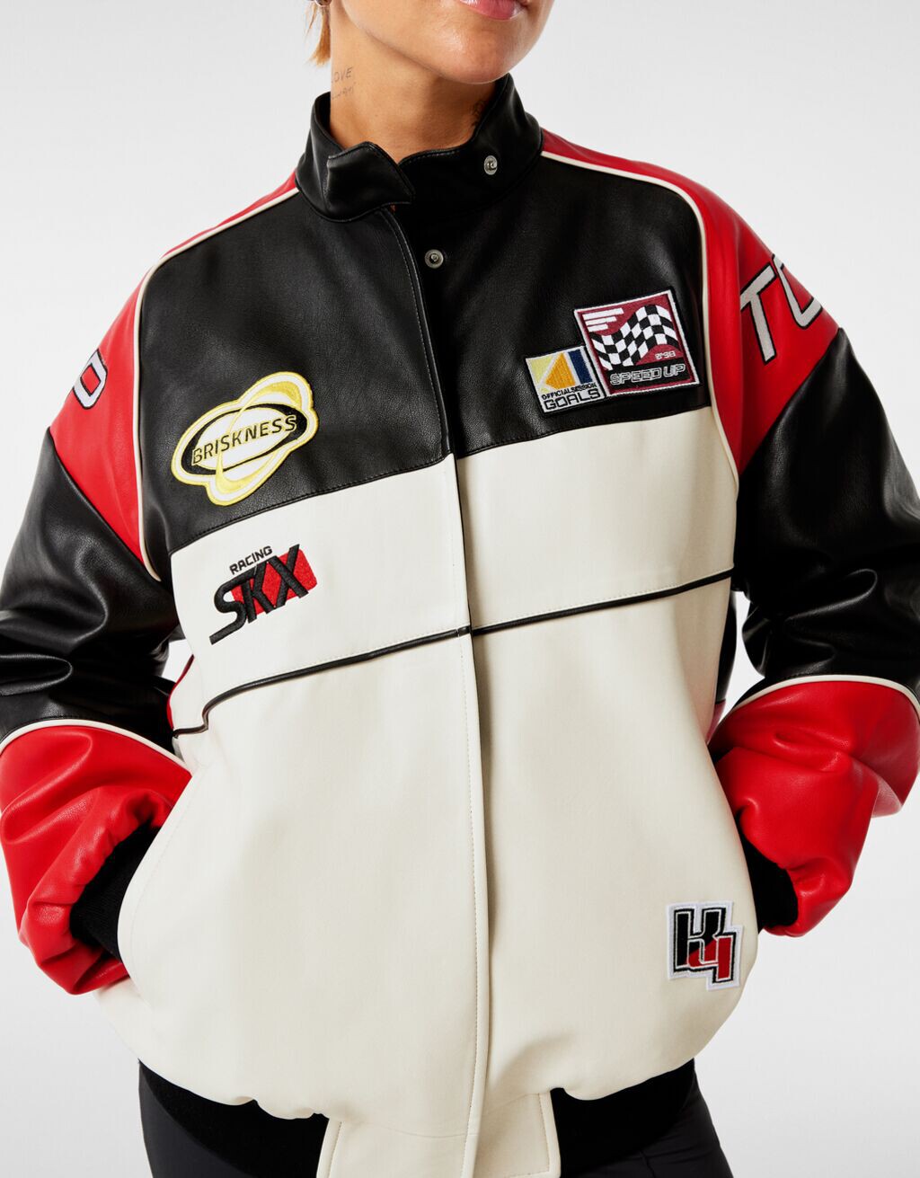 Bershka quiere vestir las racinetas de este 2022 con chaquetas moteras ...