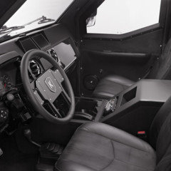 Knight XV, a su lado un Hummer H2 es un utilitario