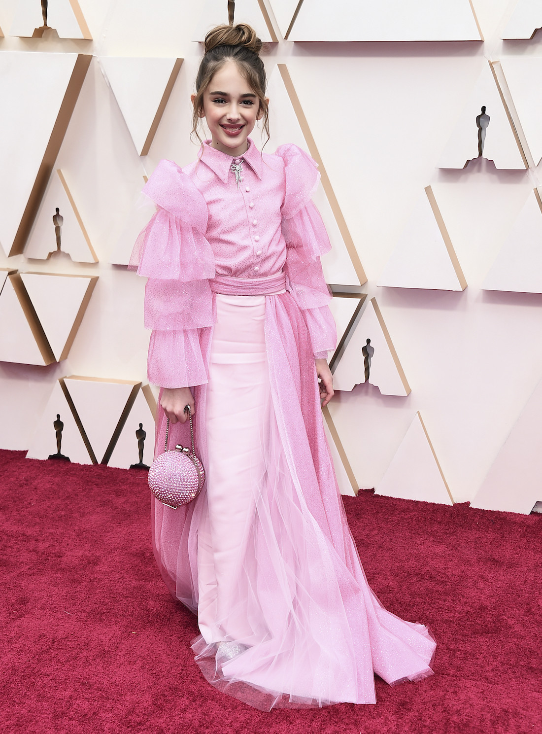 Julia Butters hace su debut en la alfombra de los Oscar 2020 con un ...