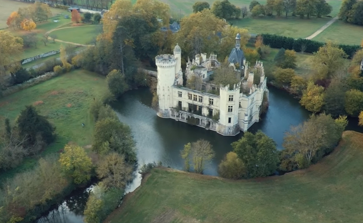8.000 personas se han comprado un decrépito y fantasioso château. Y ...