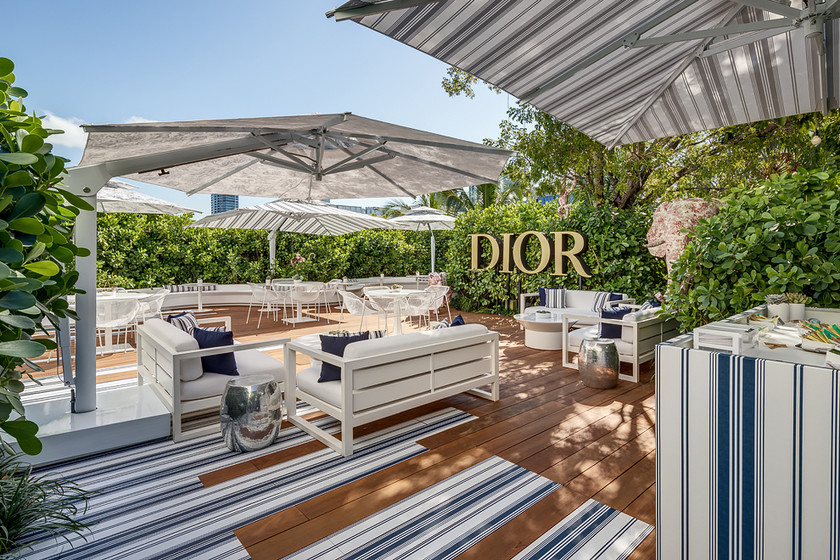 Soñando con un verano lujoso y relajante en el pop-up café de Dior en Miami