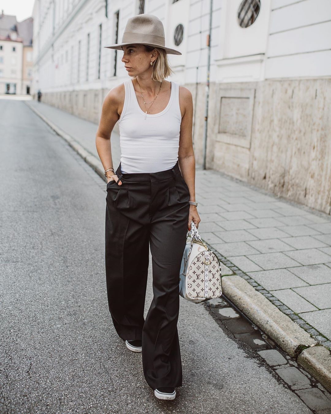 El street style nos muestra 13 maneras de lucir un tank top de color ...