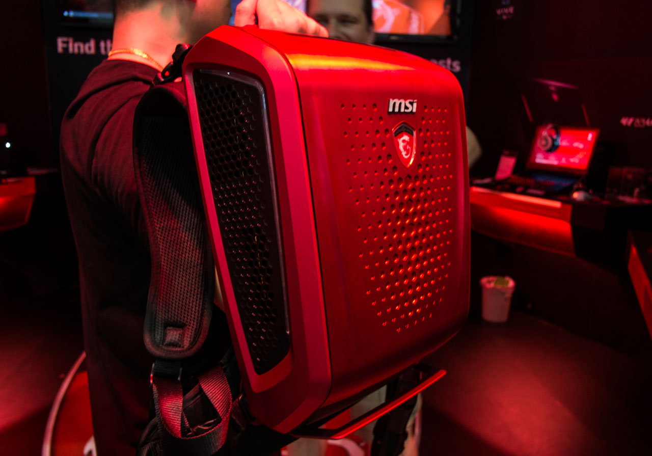 Jugar con el ordenador-mochila MSI Backpack en la espalda, primeras ...