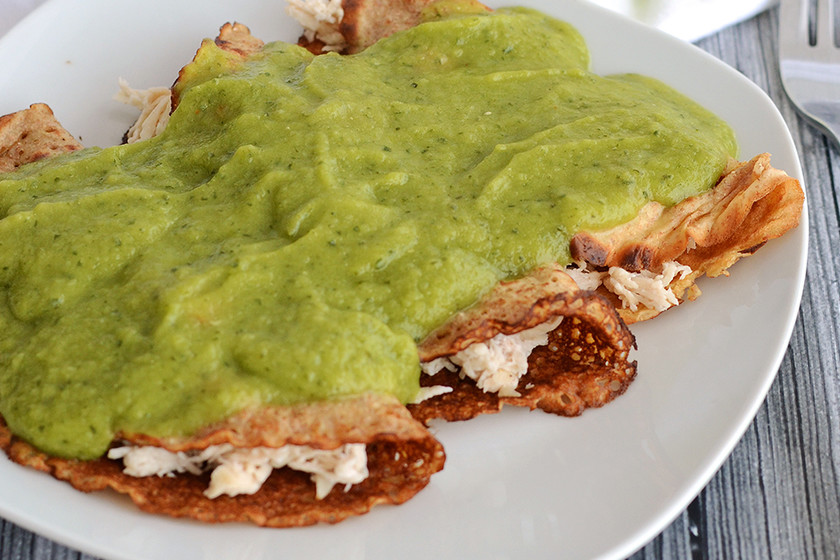 Crepas integrales de pollo con salsa de aguacate y chile poblano