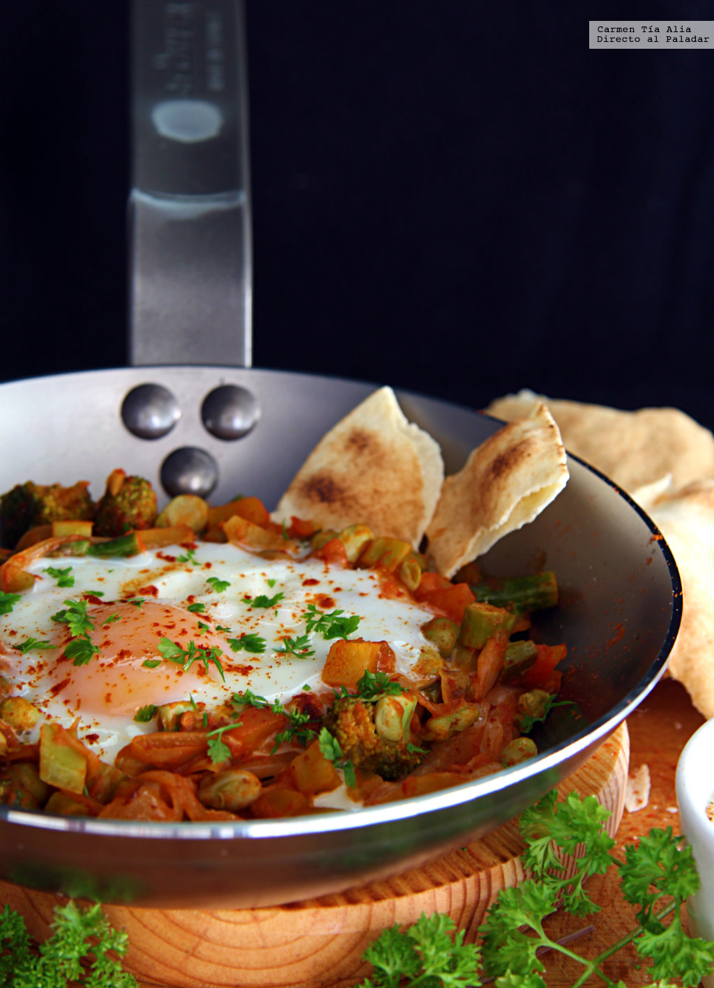 Sartén de verduras y huevo. Receta de cocina fácil, sencilla y deliciosa