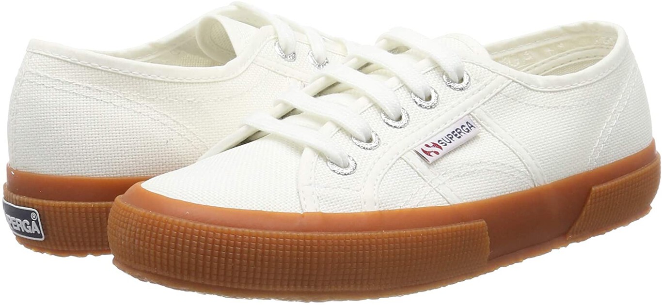 Seis zapatillas de lona blancas rebajadas que nos salvarán miles de looks esta primavera (y el ...