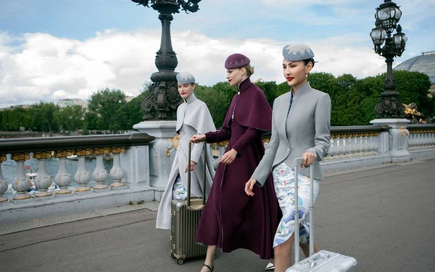 ¡Aparta Ryanair! Esta aerolínea viste a sus empleados con uniformes de ...