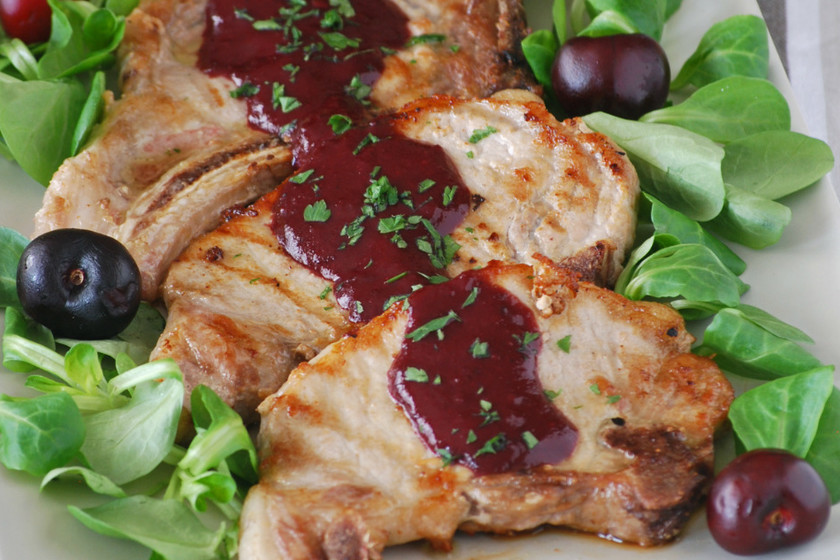 Chuletas con salsa ahumada de cerezas. Receta de cocina fácil, sencilla ...