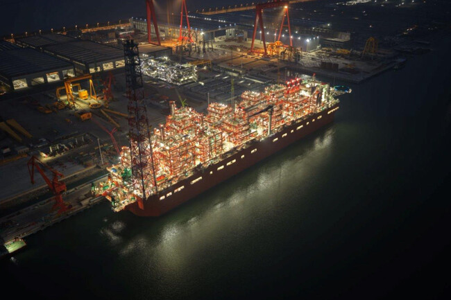 El nuevo récord marítimo de China tiene forma de planta flotante de gas: 376 metros de largo y ...