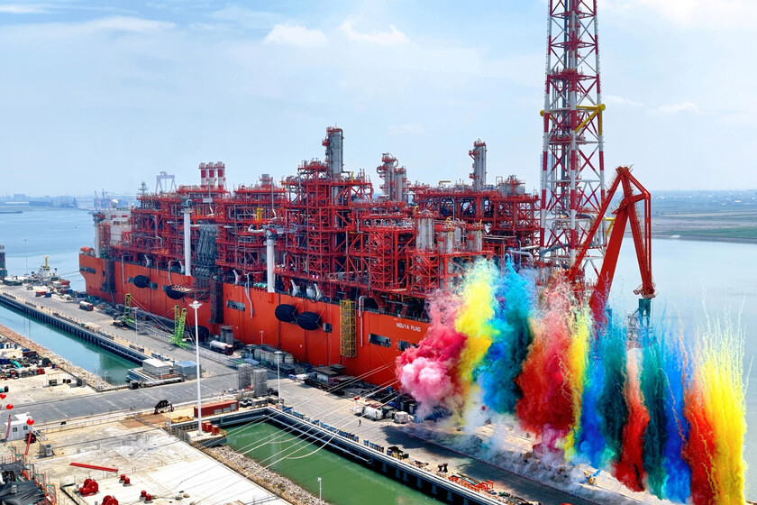 El nuevo récord marítimo de China tiene forma de planta flotante de gas: 376 metros de largo y ...