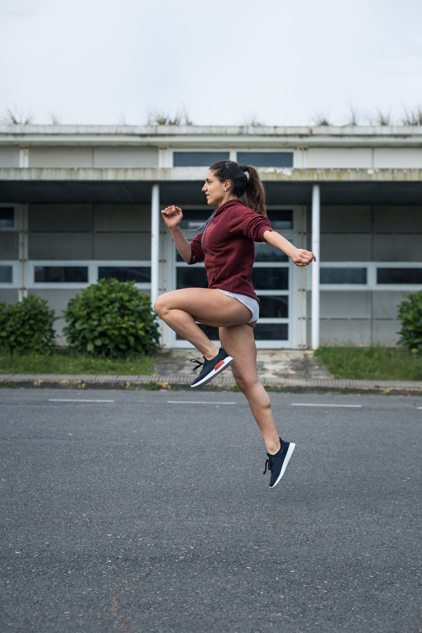 Cardio en casa: las claves para hacer skipping en el sitio de forma ...