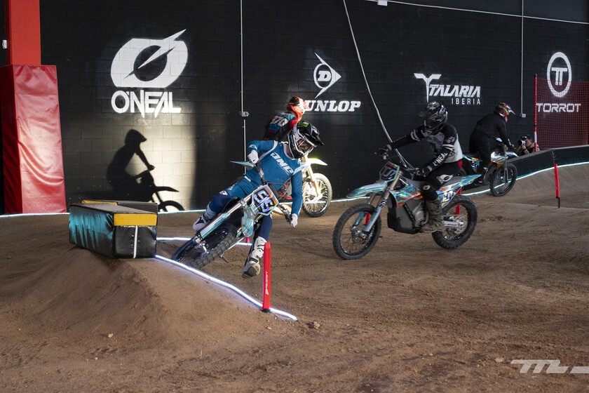 Hemos probado el motocross indoor de Motocrossity: el primer circuito ...
