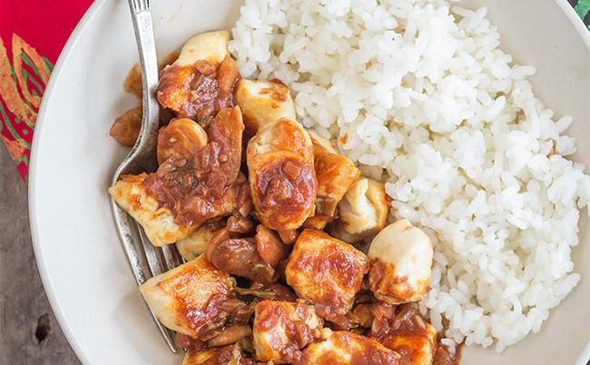 Pollo picante con chocolate y almendras. Receta de cocina fácil ...