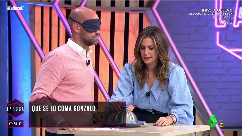 Nuria Roca y la camisa de cuello chelsea que deseamos: tres modelos ...