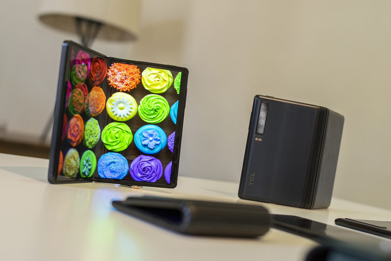 El primer Alcatel con agujero en pantalla y tres cámaras llegaría el ...