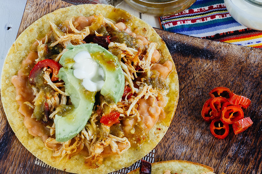Tostadas de pollo y pimiento. Receta mexicana fácil