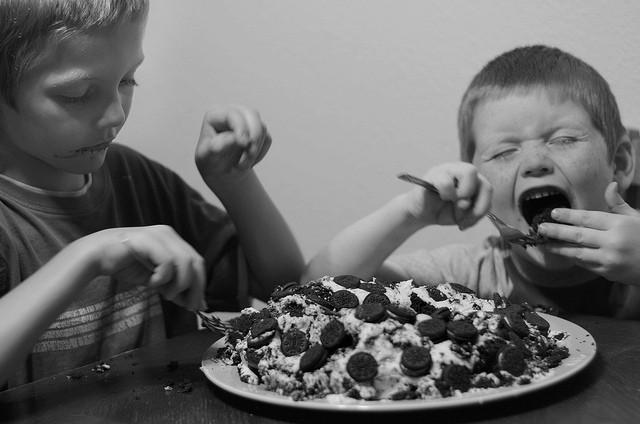 Empacho o indigestión en los niños, ¿cómo evitarlo y qué hacer si sucede?