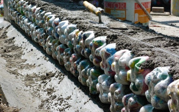 Ecoladrillos elaborados con botellas plásticas