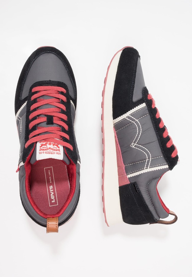 50% de descuento en las zapatillas Levi's Gilmore en gris. Pasan de 74 ...