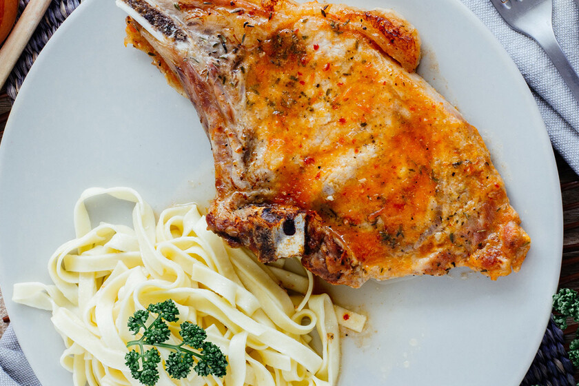 Chuletas de cerdo en salsa de chile chipotle. Receta fácil