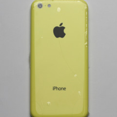 El supuesto iPhone de plástico aparece junto al iPhone 5