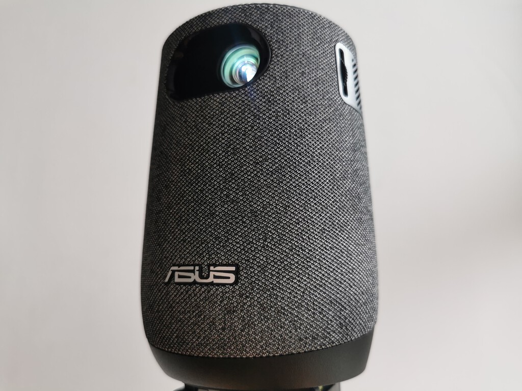 Probamos 120 pulgadas de imagen de un proyector de 13 centímetros de ...