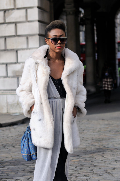 Un elogio al color en el street style de Londres por Alberto Bringas