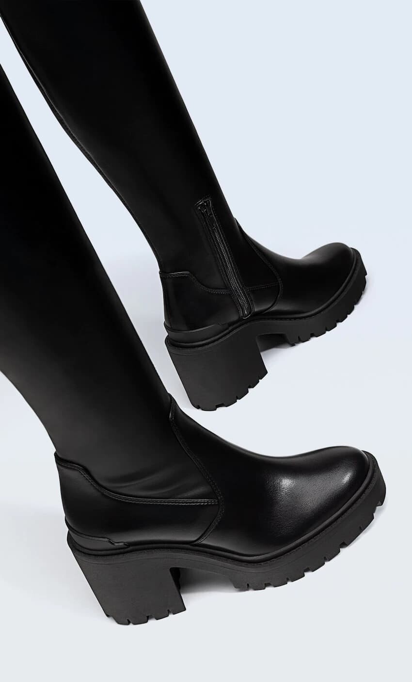 Cinco zapatos de tacón cómodo en forma de botines, botas altas o ...