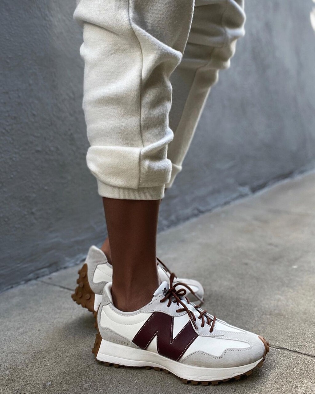 New Balance invade el street style con su 'nuevo' modelo: así son las 327