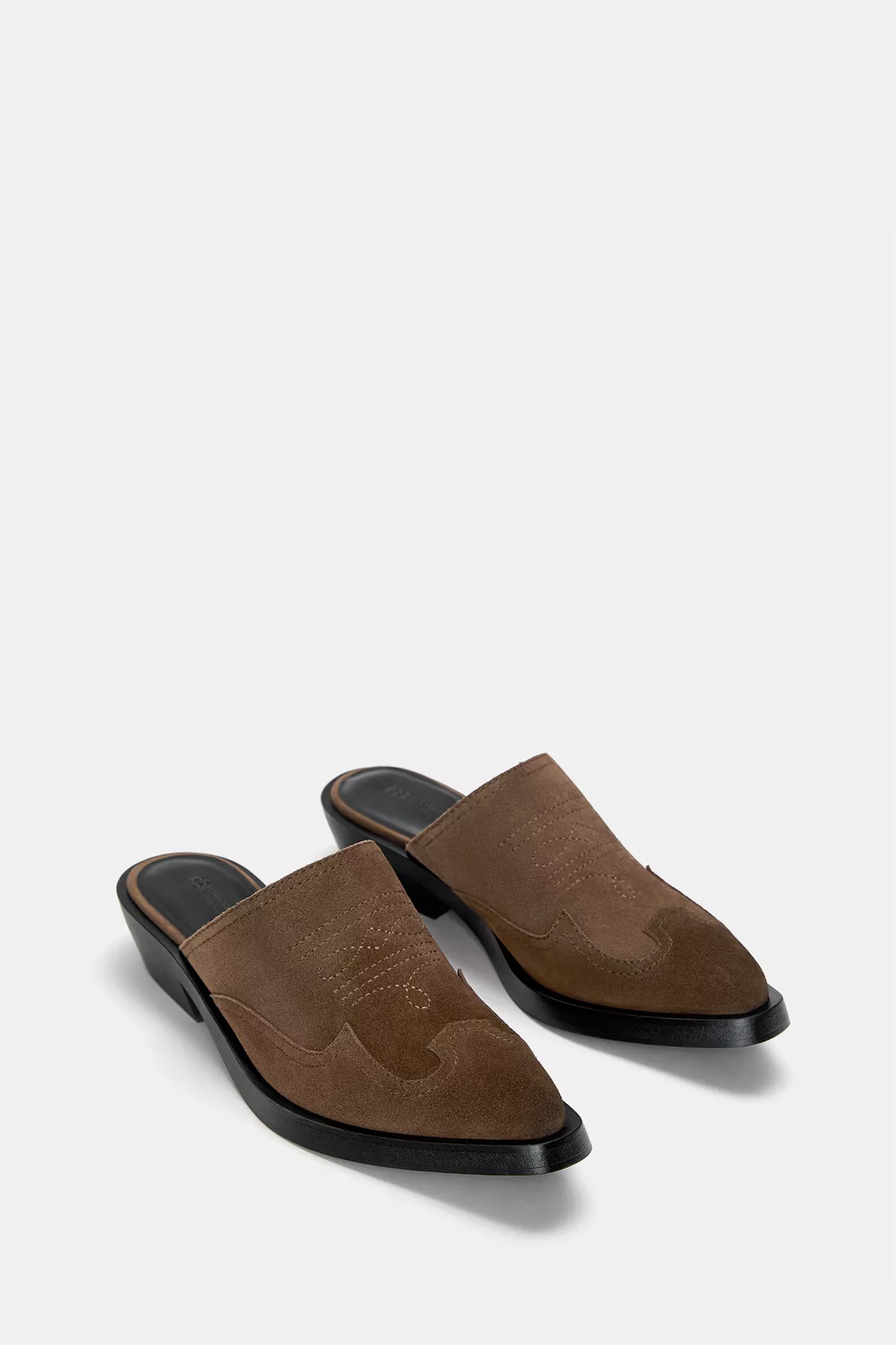 Vuelven los zuecos de madera: cinco ideas para combinar el zapato boho ...