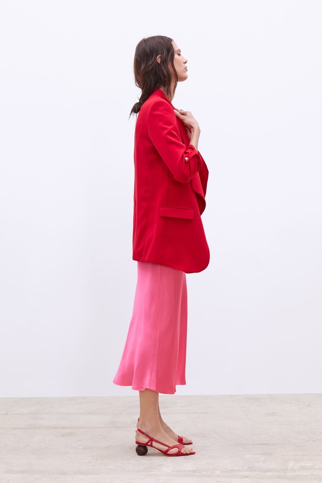 Lo único que necesitas para animar tu look son unos zapatos rojos