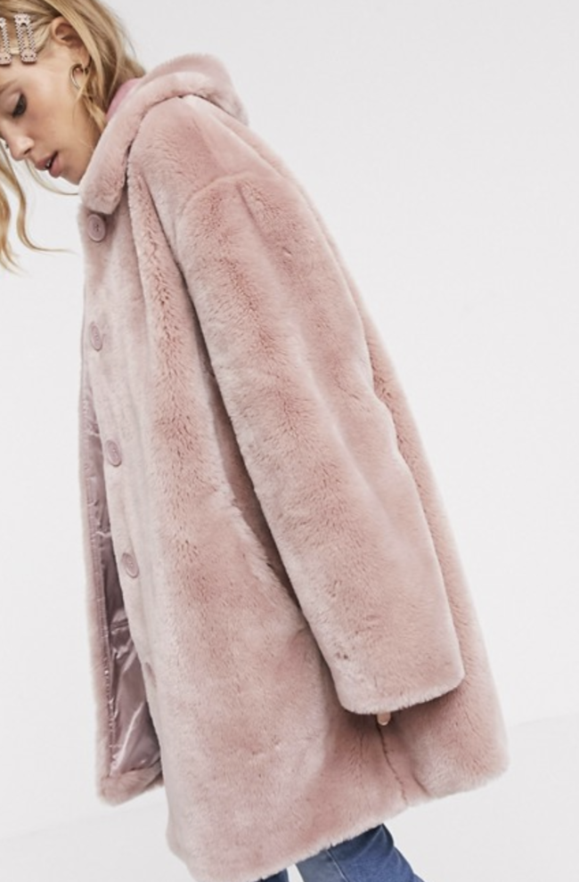 Invierte en un abrigo de pelo rosa y siempre tendrás un look en ...