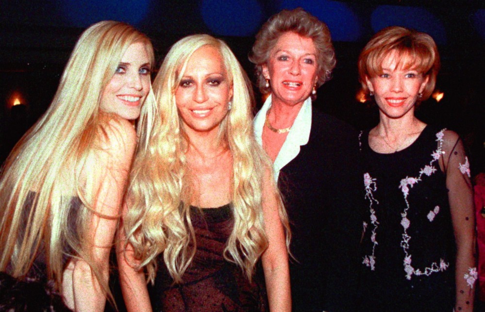 Primeras imágenes de Penélope Cruz caracterizada como Donatella Versace