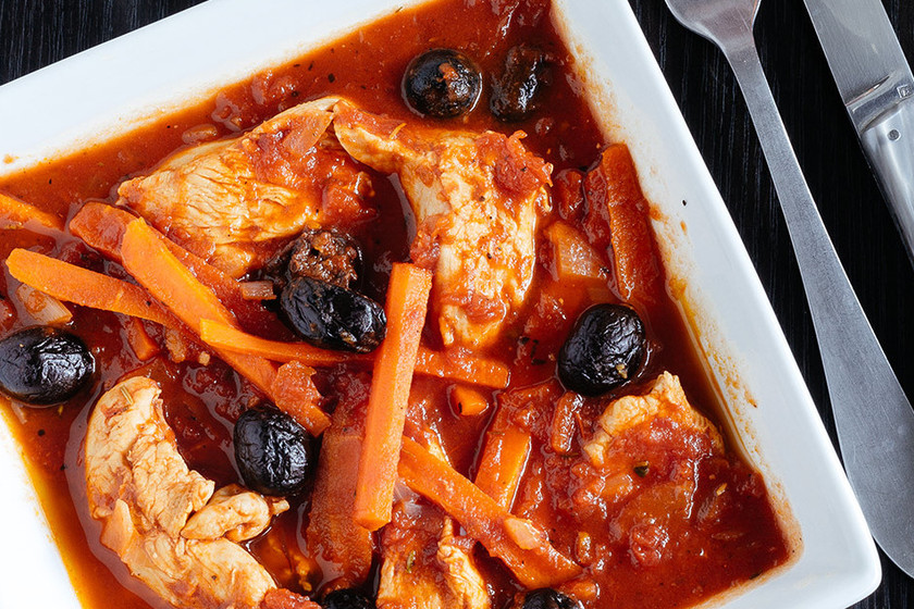 Pollo en salsa de jitomate con aceitunas negras. Receta fácil