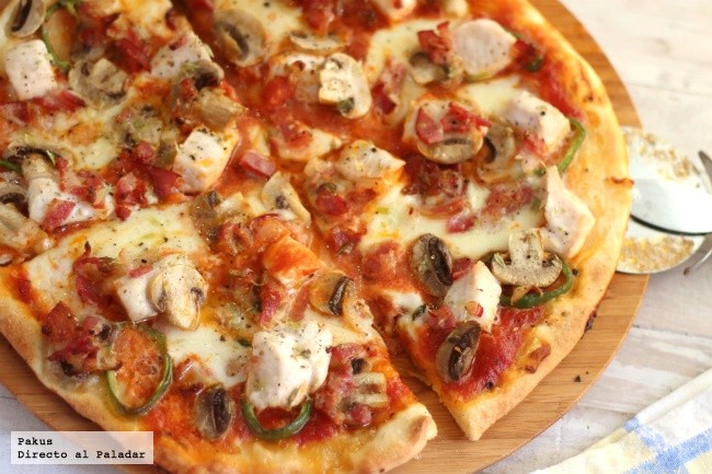 Pizza de pollo y bacon con champiñones. Receta