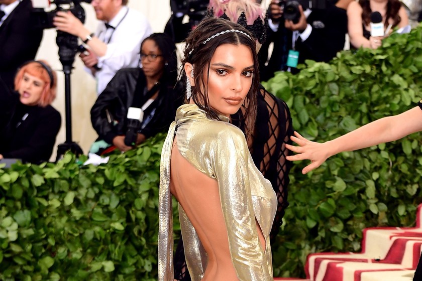El cambio de look de Emily Ratajkowski en la Gala MET 2018