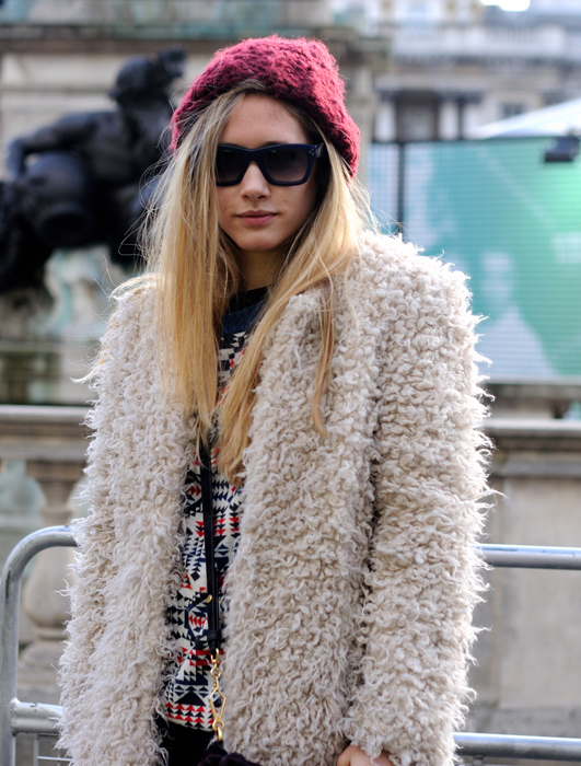 Un elogio al color en el street style de Londres por Alberto Bringas