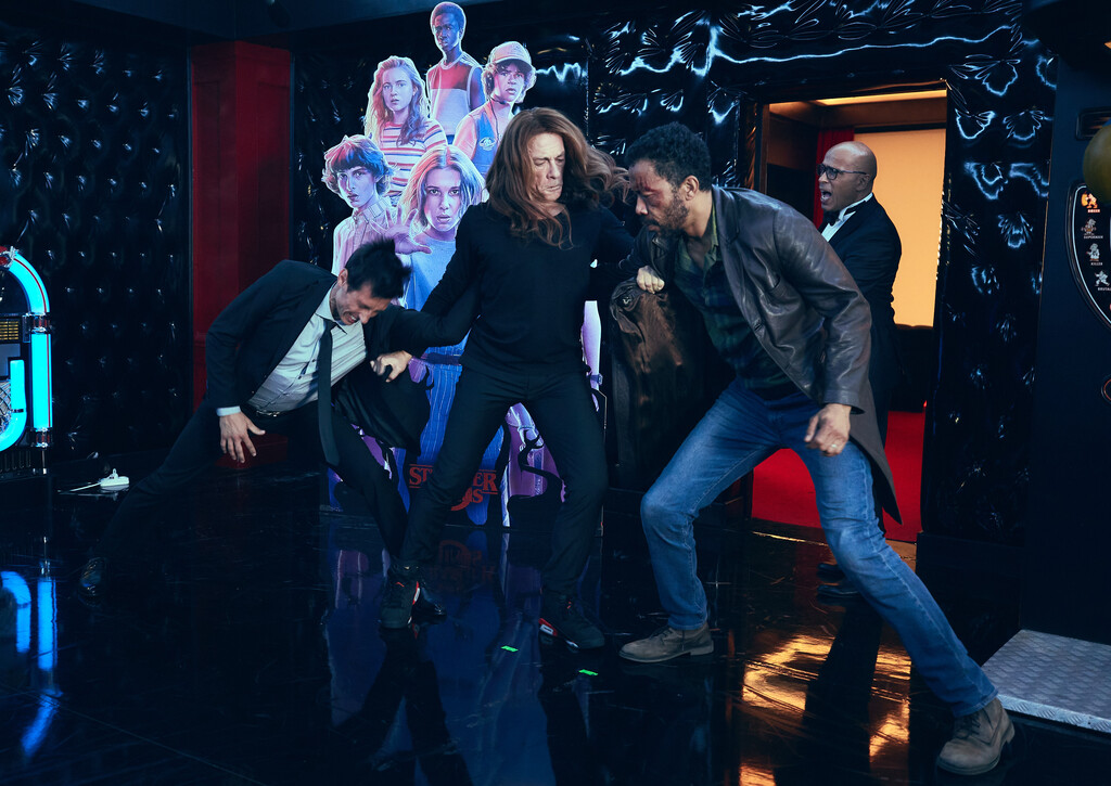 El último mercenario (2021) crítica: una delirante película de Netflix ...