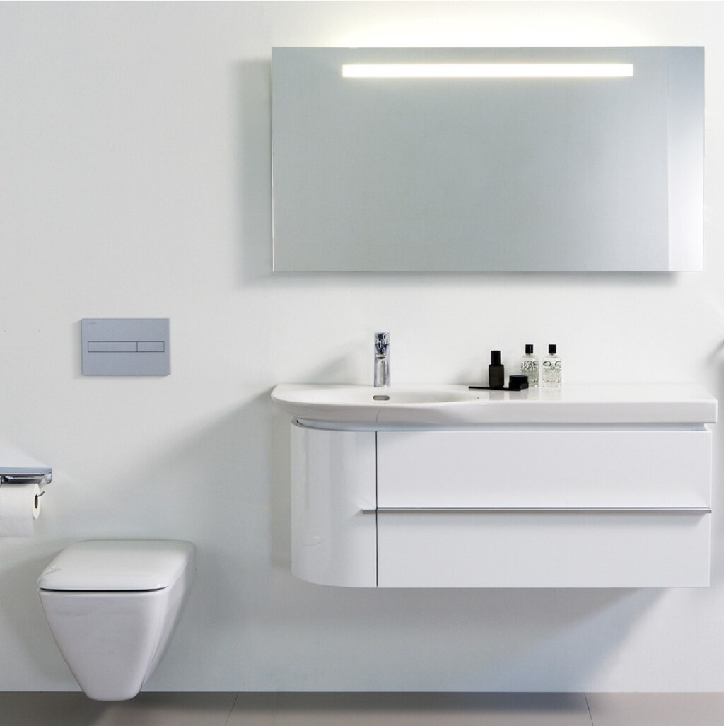 Lavabos e inodoros de líneas sencillas y muebles funcionales, claves ...