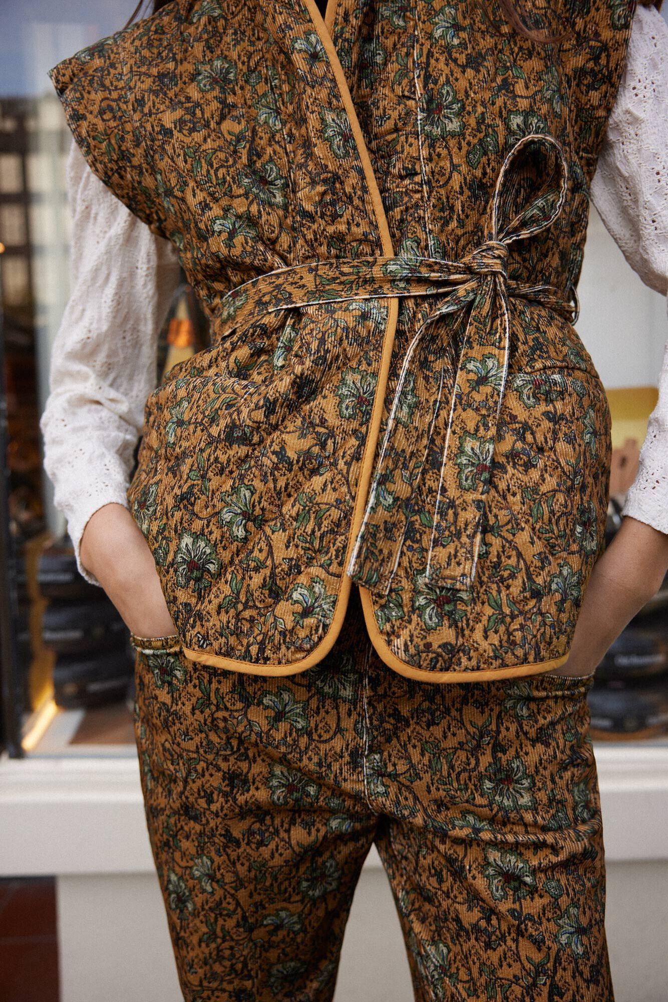 Este es el conjunto de chaleco y pantalón de Hoss Intropia que quiere ...