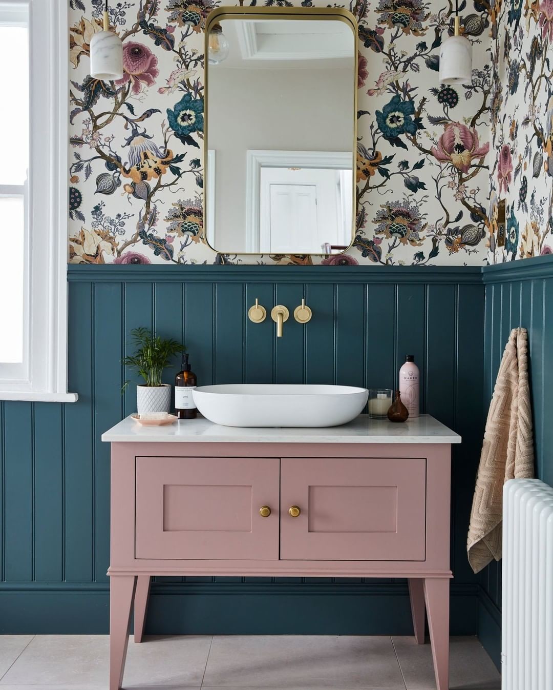 Diez baños que demuestran que un toque de rosa es lo que puede ...