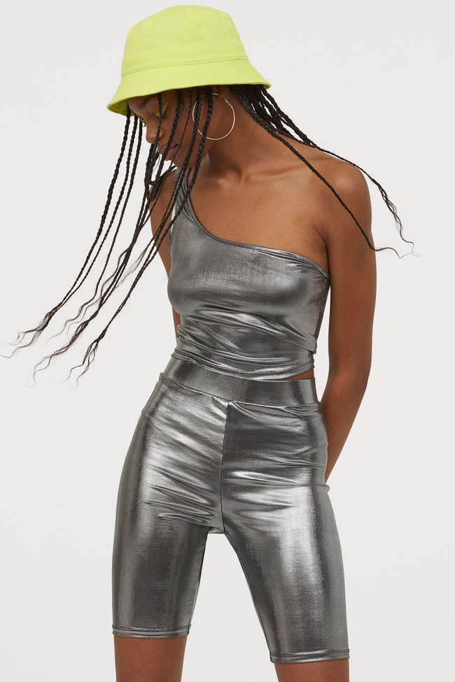 Nueve prendas metalizadas que imitan piel, son muy discotequeras y ...