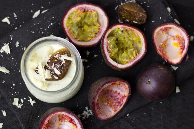 Fruta de la pasión o maracuyá, el fruto tropical de gelatinosa y dulce ...