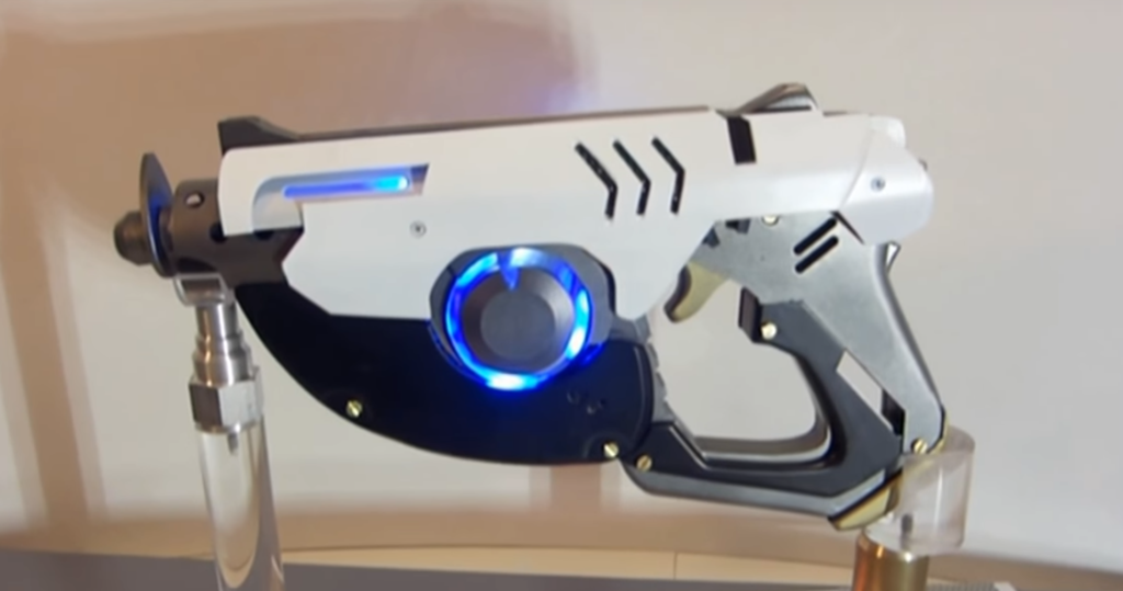 Overwatch: un fan recrea una de las pistolas de Tracer... y dispara ...