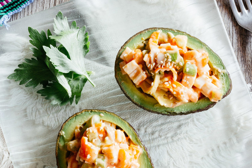 Aguacates rellenos de ensalada de surimi. Receta fácil
